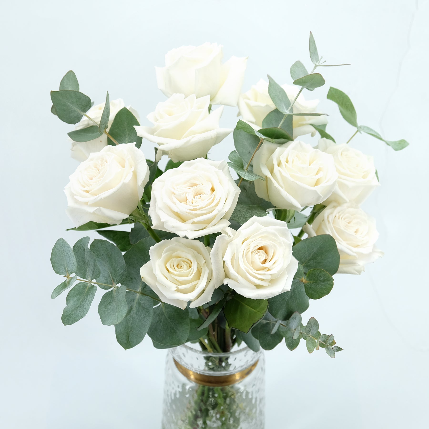 Edle weiße Rosen mit Eukalyptus – Ilviras Blumen